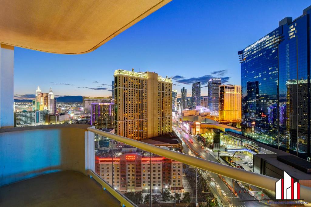 MGM Signature-22-805 F1 Track & Strip View Balcony, Las Vegas (updated prices 2025)