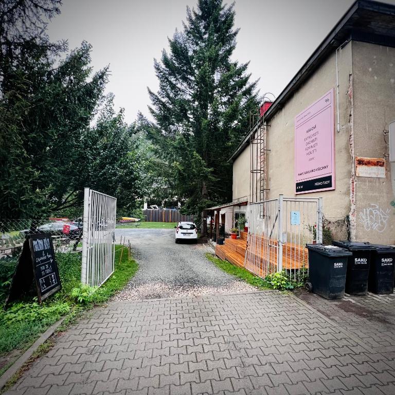 tiny house BARACZEK Brno-Jundrov, ulice Veslařská, Kamenný Mlýn (updated prices 2025)