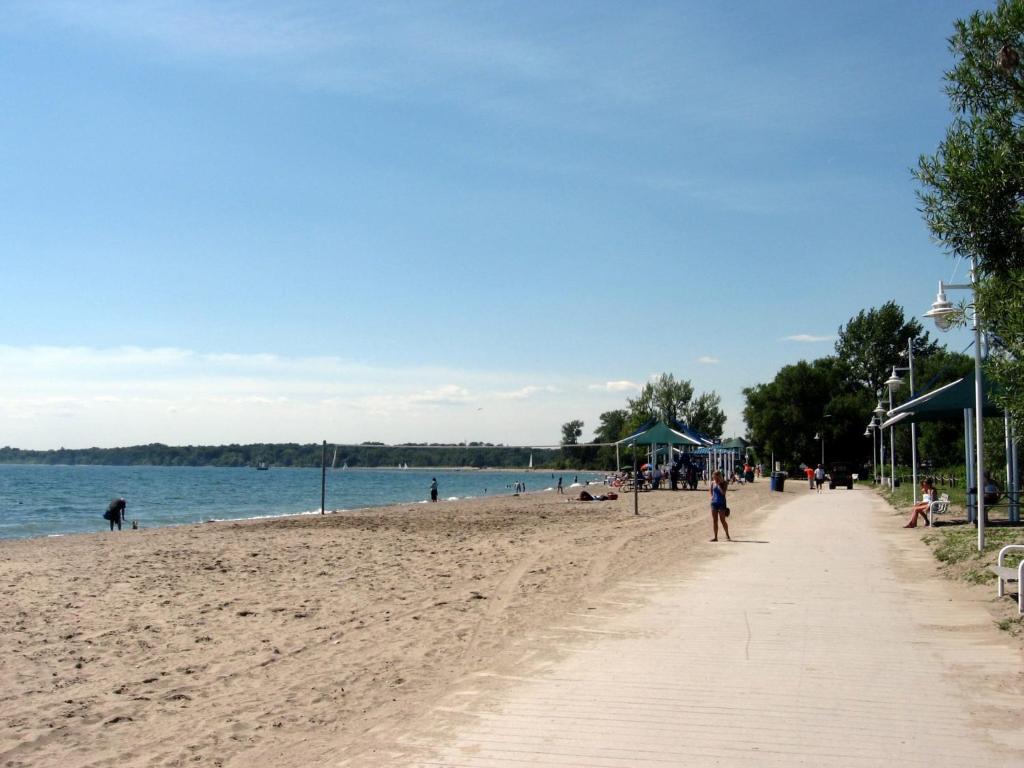 By-The-Bay 3 Bed 2 Bath Cottage! - 3mins to the beach!, Pickering ...