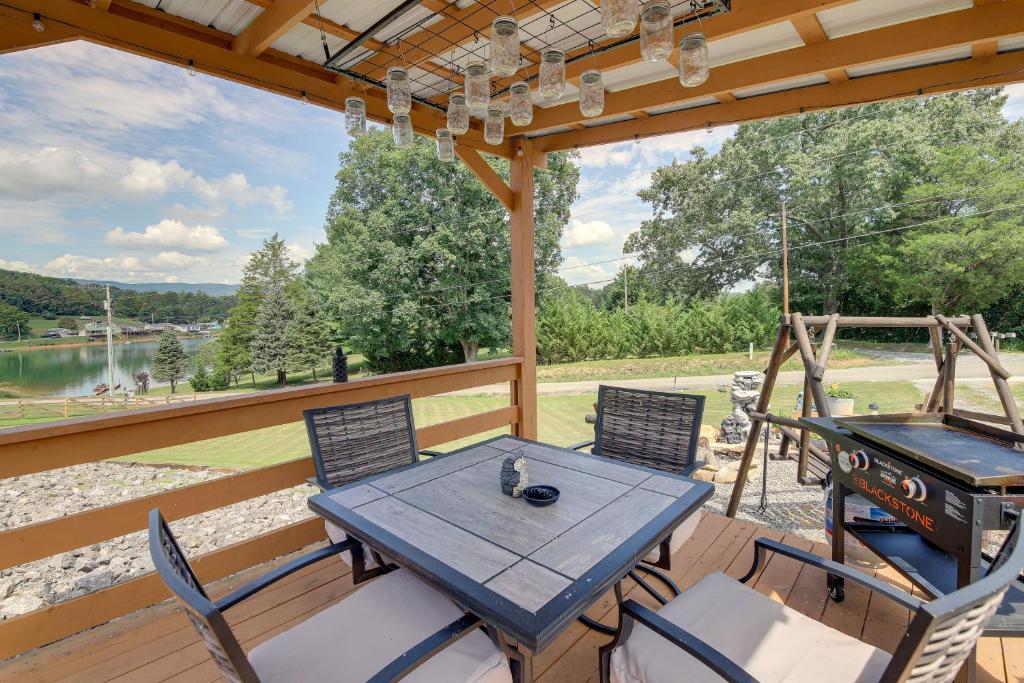 Rustic Bean Station Studio with Deck and Water Views!, Bean Station (updated prices 2026)