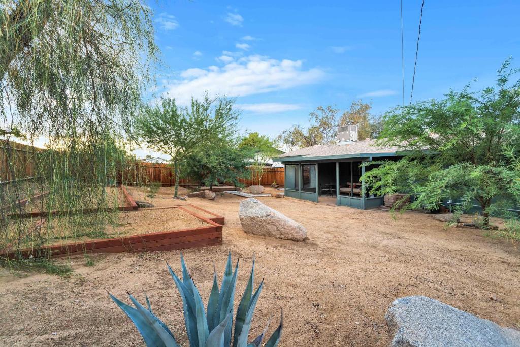 Desert La Pausa Stylish Joshua Tree Retreat hosted by Desert Beacon ...