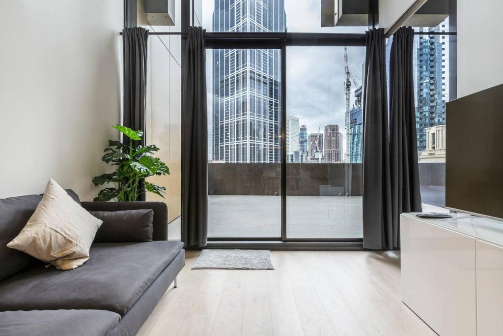 Sky-High City Luxury with Huge Deck and Shared Pool, Melbourne (updated ...