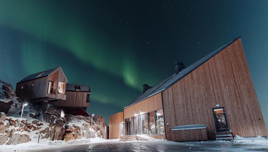 20+ Best Lofoten Island Hotels ️Luxury to Budget & Rurbuer!