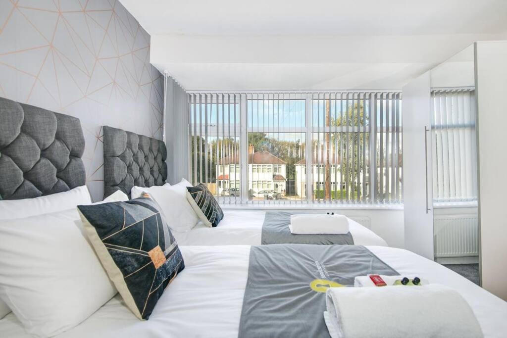 SCA-Big House 9min to NEC - Sleeps 7 - Park 3 vans, Birmingham (updated ...