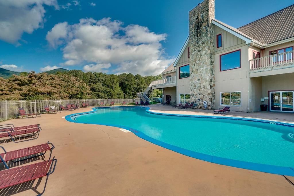 Quaint Cabin with Pool and Lake Access, 7 Mi to Helen!, Cleveland ...