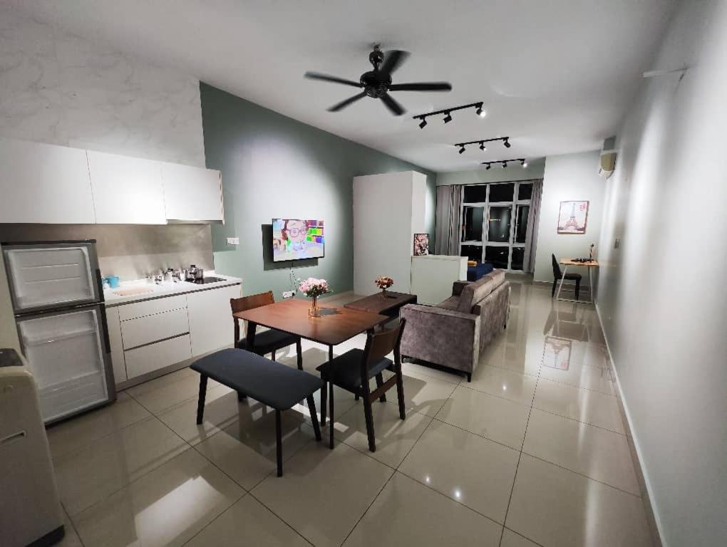 Twin Galaxy Studio 2Pax 5min to KSL CIQ, Johor Bahru – Updated 2024 Prices