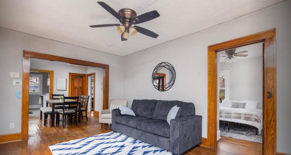 Roomy 4BR House by Drake with wifi, Des Moines (updated prices 2024)