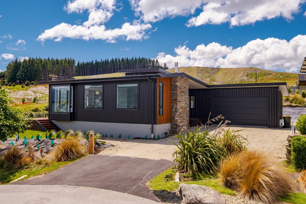 Karearea Views - Wanaka Holiday Home, Wanaka (updated prices 2026)