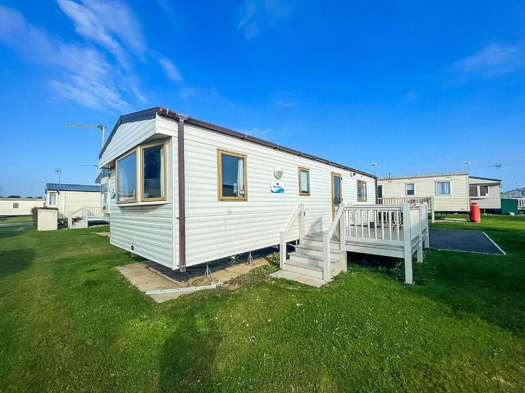 6 Berth Caravan With Decking Nearby Scratby Beach Ref 50038F, Great ...