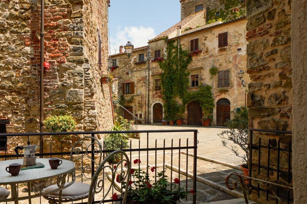 INN Piazza in Montemerano, the heart of Tuscany, Montemerano (updated ...