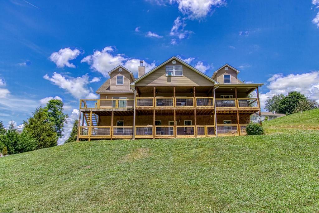 Rustic River Lodge by HoneyBearCabins 7BR 6BA sleeps 21, Sevierville ...