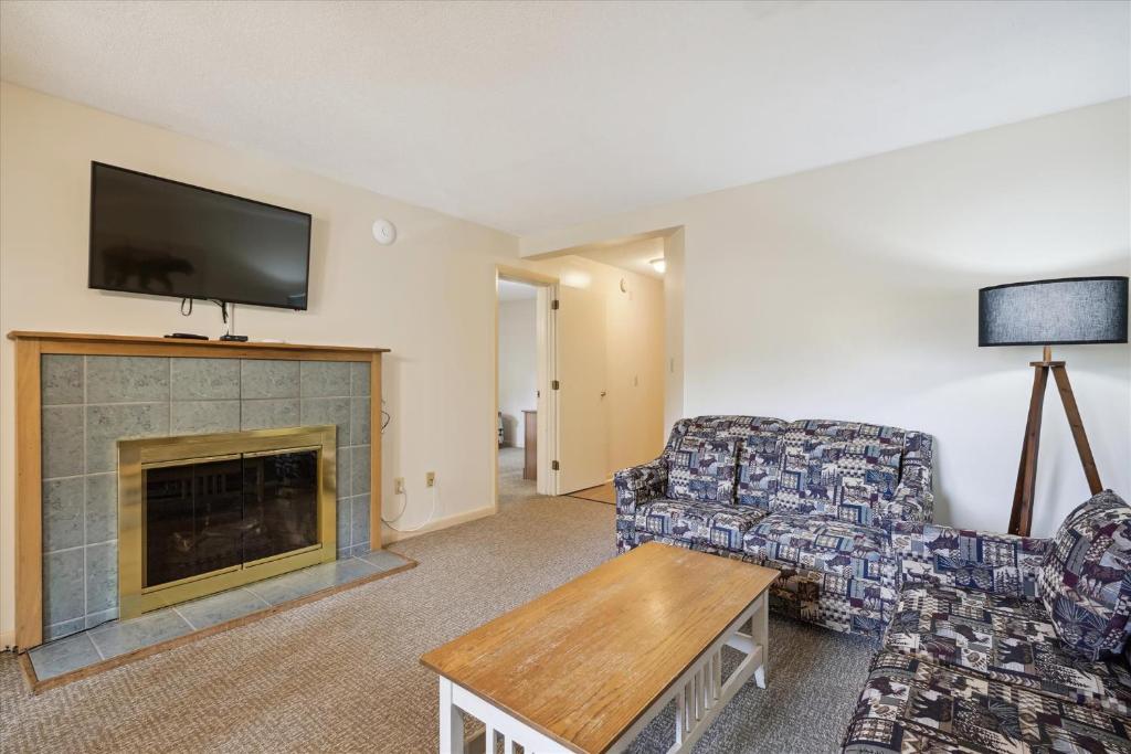 Cedarbrook Deluxe Two Bedroom Suite, With heated pool 10102, Killington ...
