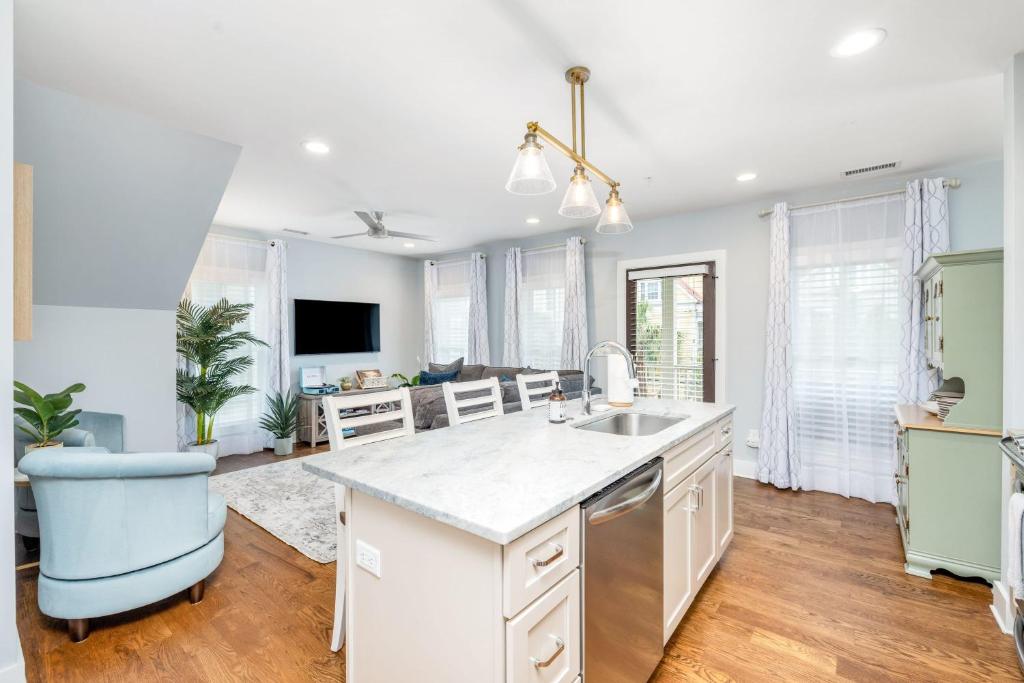 Private Balcony 2 Living Rooms 2 Blocks to King, Charleston (updated ...