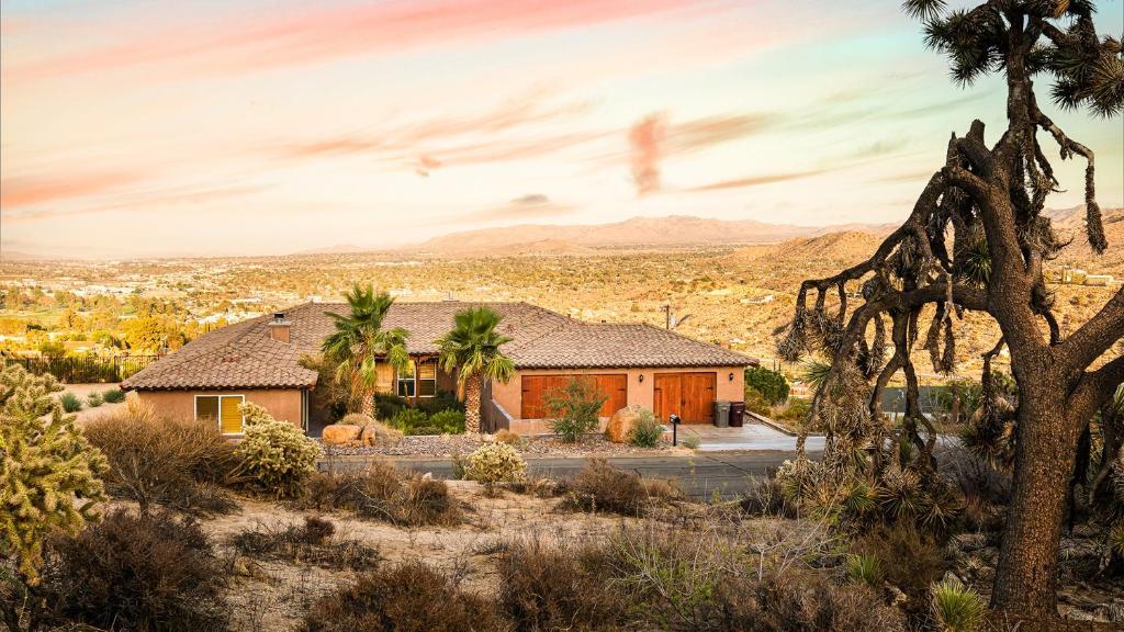 Desert villa with great views, hot tub and mini-golf, Yucca Valley ...