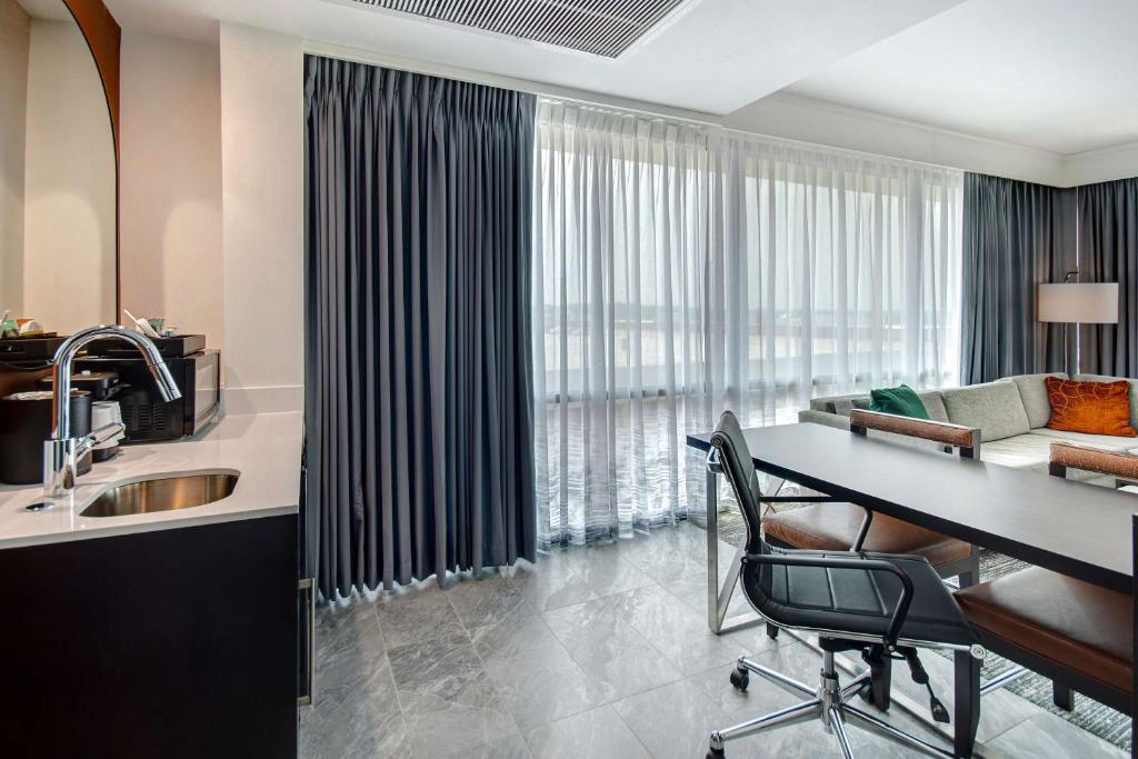 Embassy Suites By Hilton Alpharetta Halcyon, Alpharetta (updated prices ...