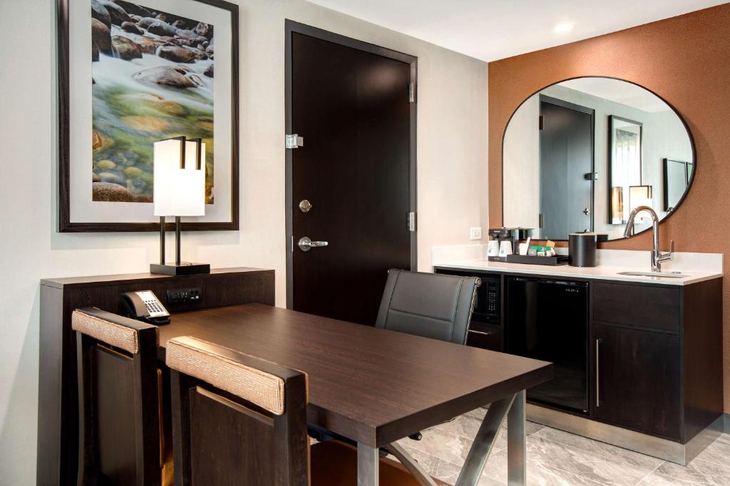 Embassy Suites By Hilton Alpharetta Halcyon, Alpharetta (updated prices ...