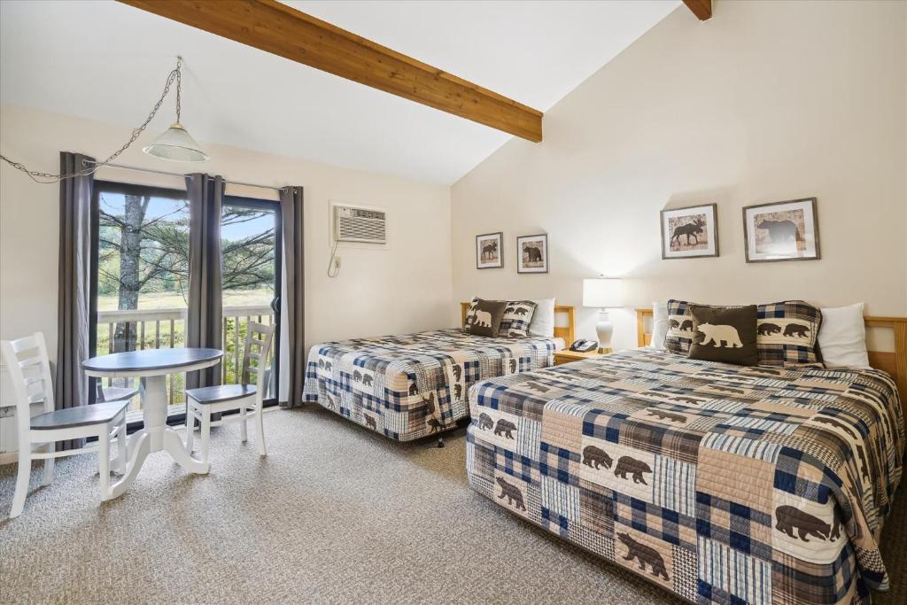 Cedarbrook Deluxe Two Bedroom Suite with outdoor heated pool 21202 ...