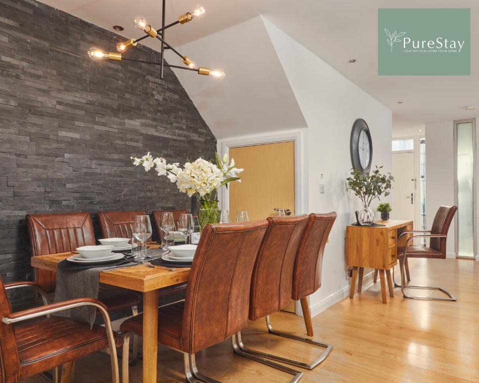 Fabulous Manchester House - 5 Beds Sleeps 8 - Free Parking - by ...
