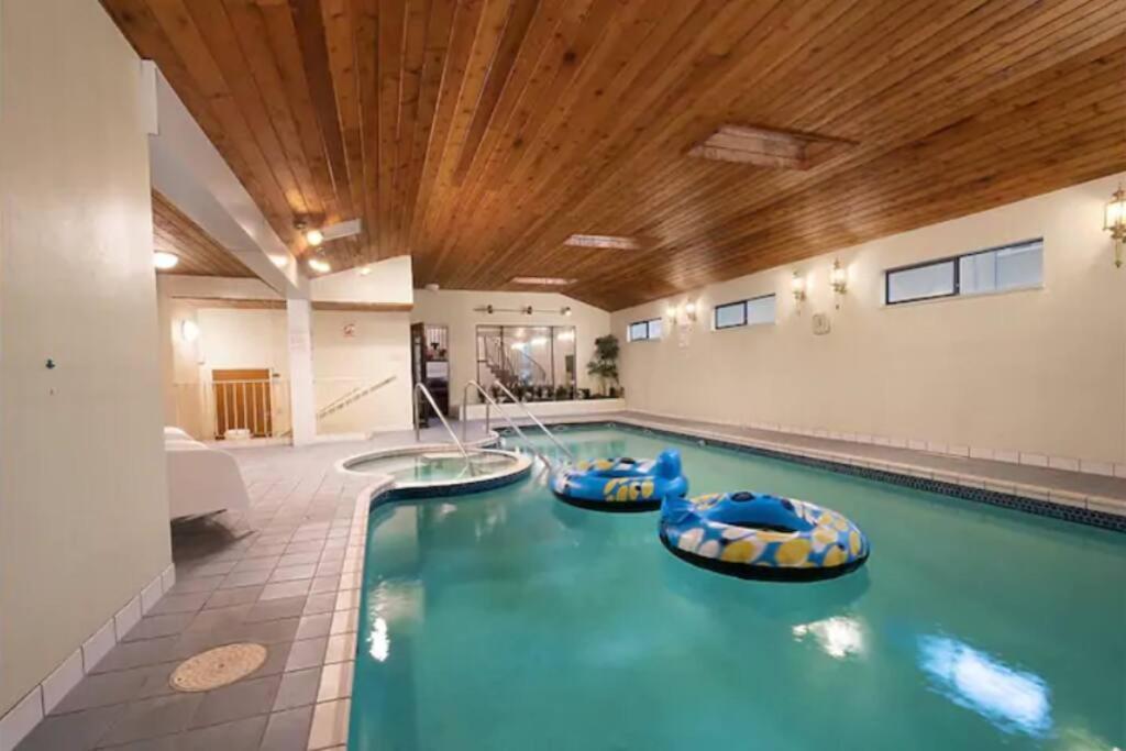 Westside Pool Home-8 min to Downtown, Yard Parking, Vancouver ...