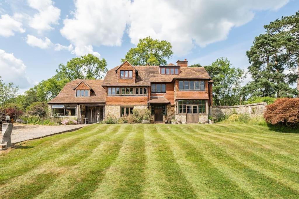 Amazing Arts & Crafts House, Robertsbridge (updated prices 2025)