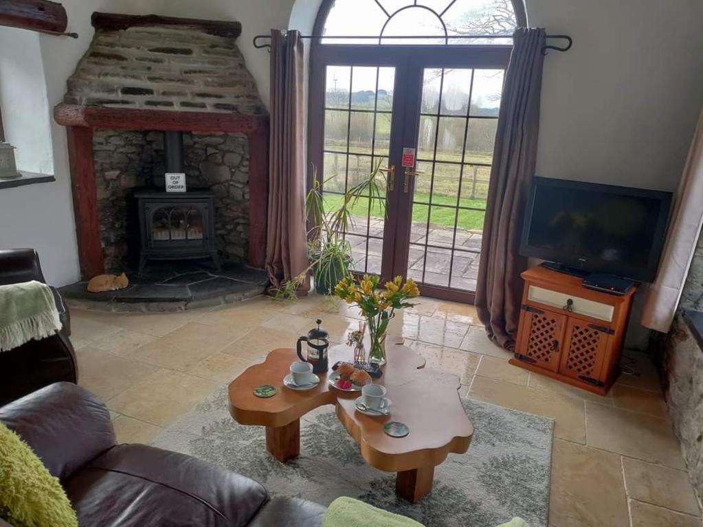 Gwarffynnon Barn Holiday Cottage With Distant Sea Views - Ceredigion