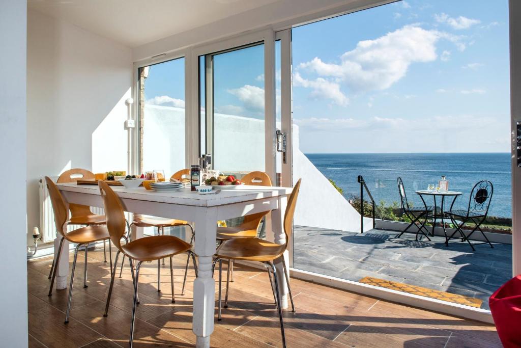 Hawkins Cottage with Hot Tub, Torpoint (updated prices 2025)