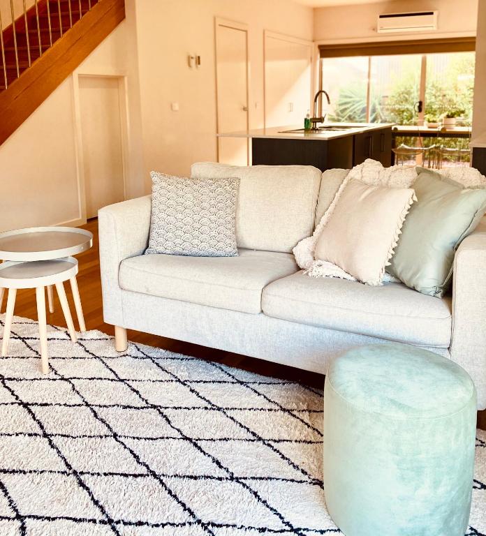 2B house with private entry free parking 4mins to Airport, Melbourne ...