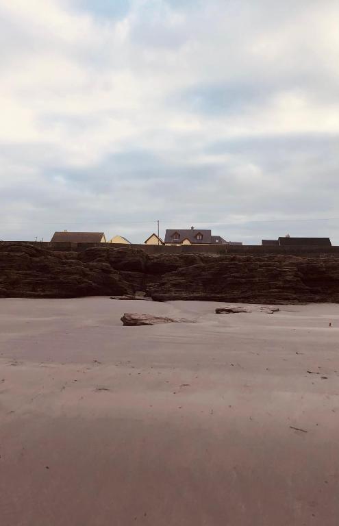 Seafield House at the beach, Quilty (updated prices 2026)