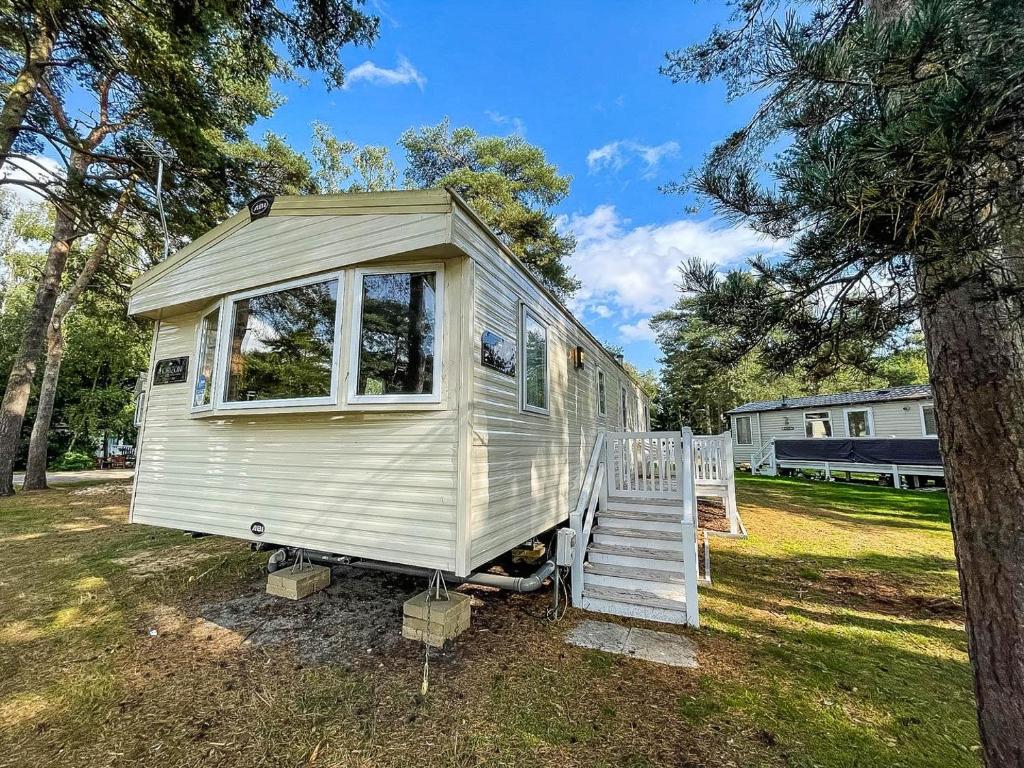 Caravan With Decking At Wild Duck Haven Park In Norfolk Ref 11193sc ...