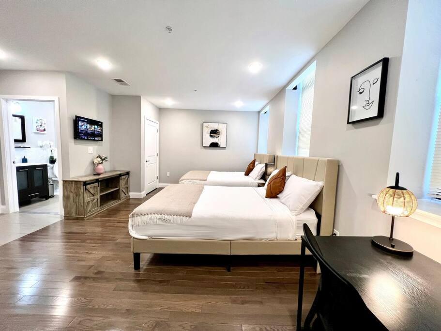306 Deluxe King Bed suite in the center city of Philadelphia ...