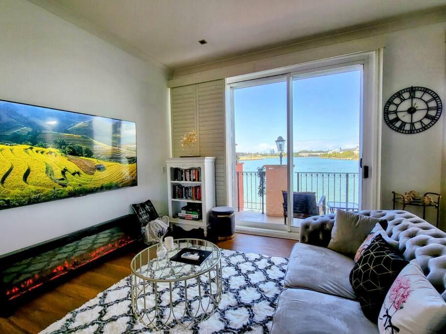 LUXE Luxury Waterfront with Skyline Views, Голд-Кост (актуальные цены ...