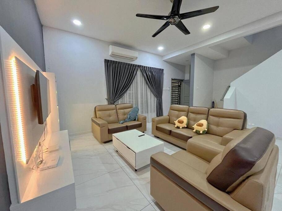 Luxury Netflix Hight Speed Wifi 12pax Johor Bahru Skudai UTM Aeon Taman ...