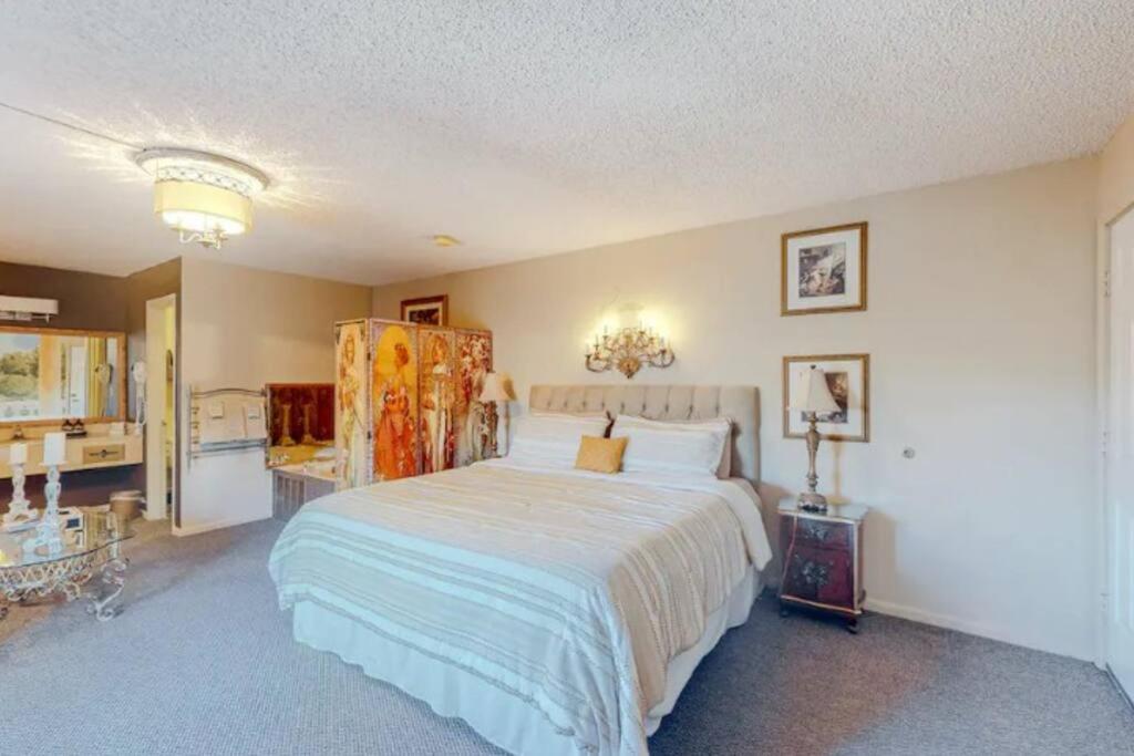 Jacuzzi Suite 206 at Tradewinds, Eureka Springs (updated prices 2025)