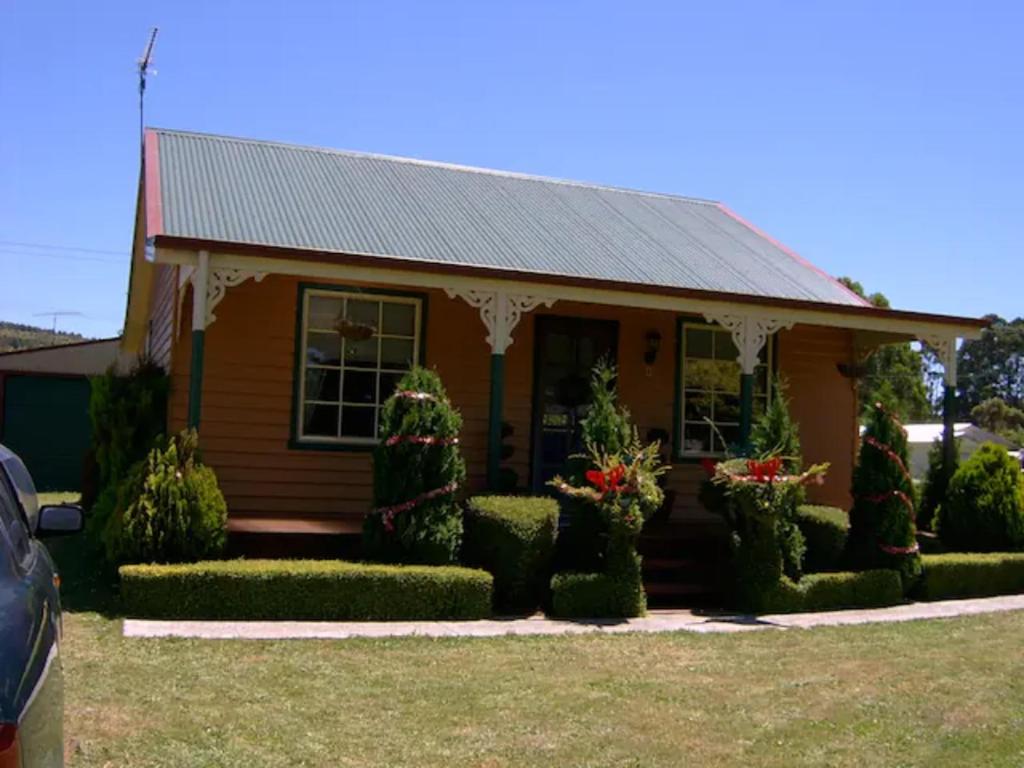 "Grand Ole Topiary" Cottage Accommodation Railton, Railton (updated ...