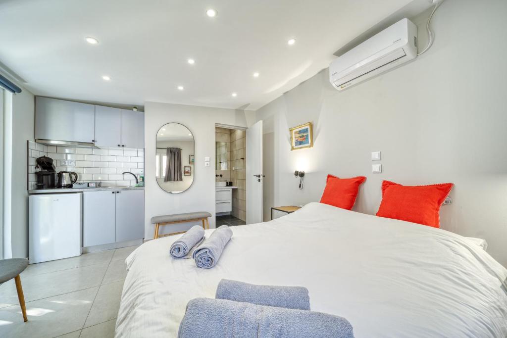 Chic rooftop studio w/ terrace - Near Acropolis, Atenas (precios actualizados 2025)