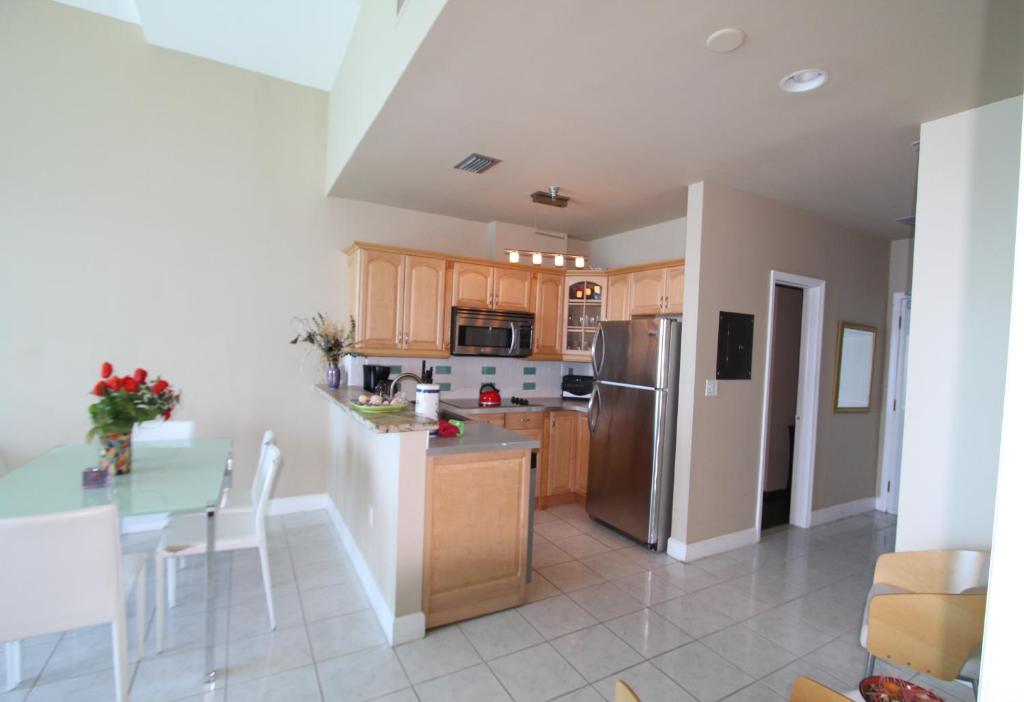 2-story Beach Condo for up to 5 guests, Miami Beach (updated prices 2024)