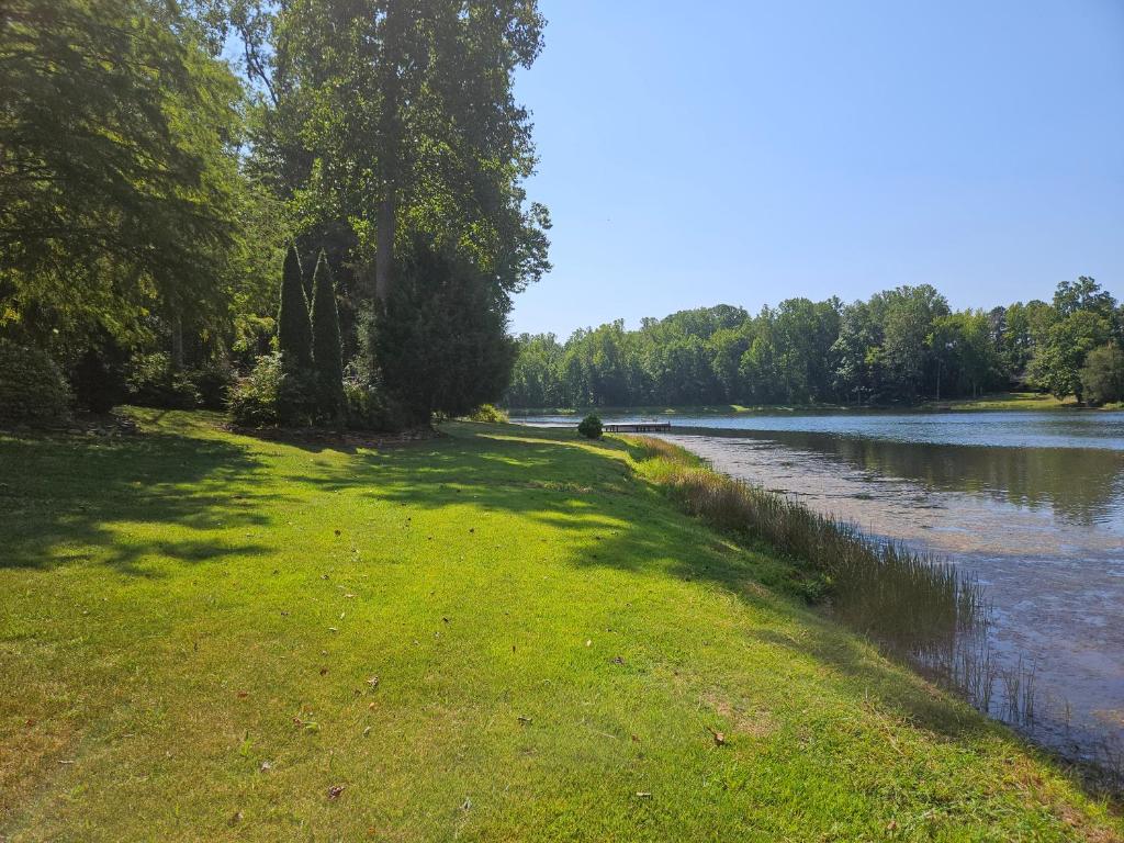 Beautiful Lake Front House, McLeansville (updated prices 2025)