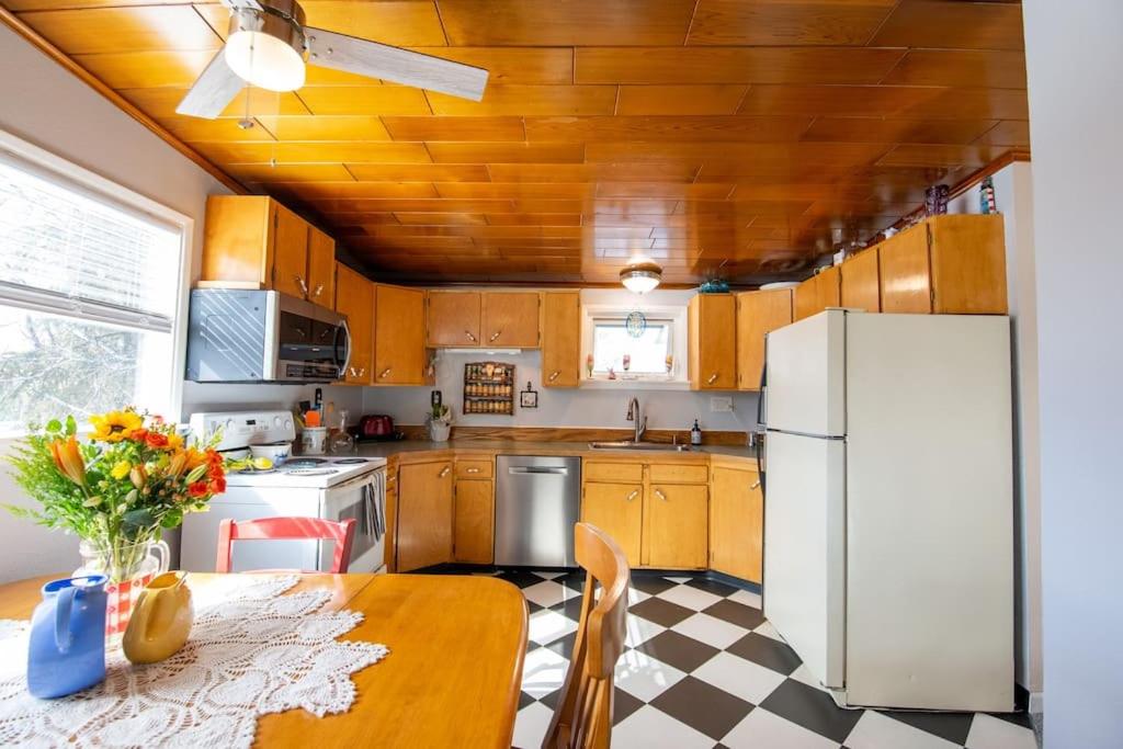 The Mint Cottage with Garden, Anchorage (updated prices 2025)