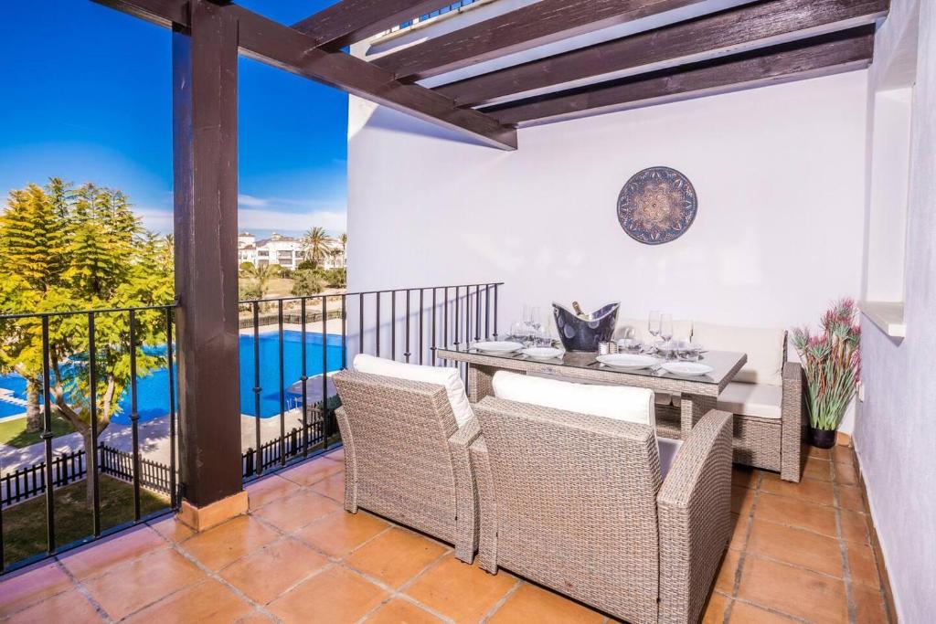 Stunning 2-bed apartment in La Torre Golf Resort, Roldán (updated ...