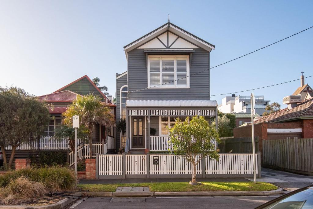 Sandy Village Retreat Heated Pool Bay Views, Sandringham – Updated 2023 ...