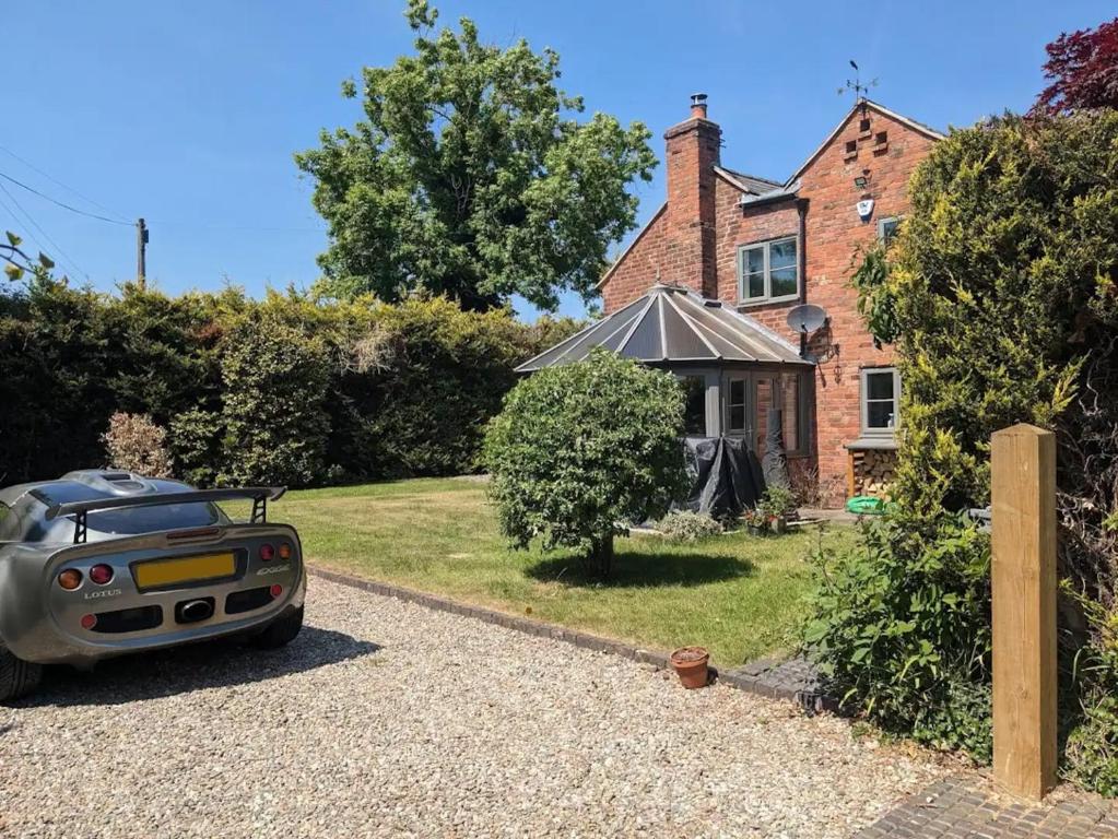 Rosebud Cottage in Shropshire with private drive & garden, Tilstock ...