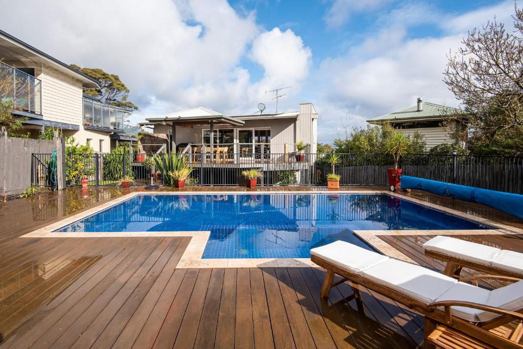 Perfect Peninsula Base with Heated Pool Spa, McCrae – Precios ...