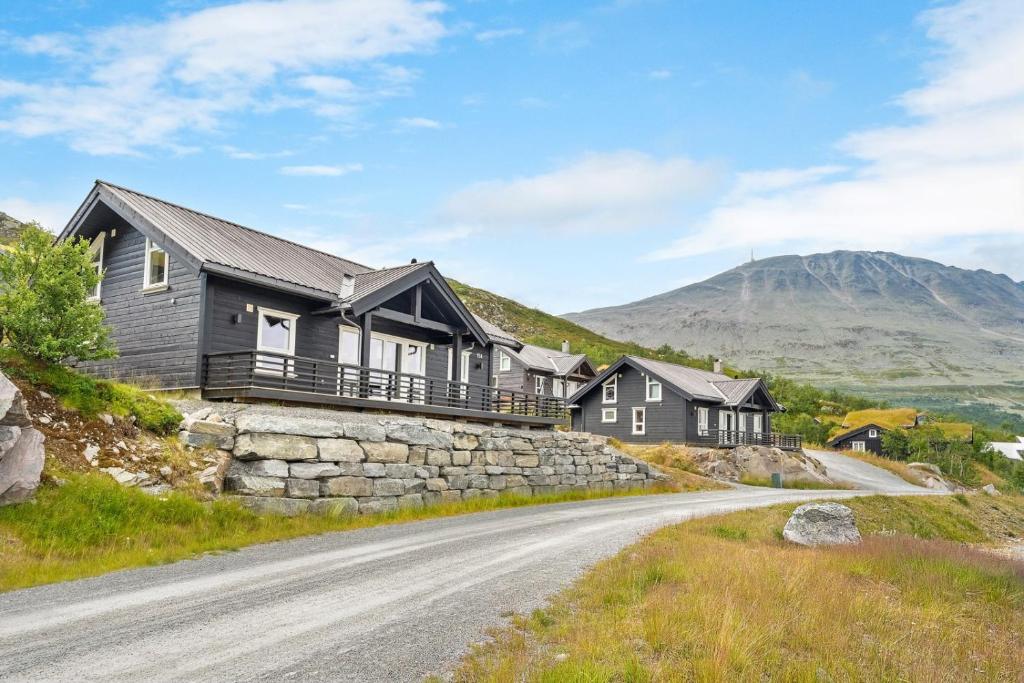 Well-equipped cabin with amazing views and ski in/out access to slopes ...