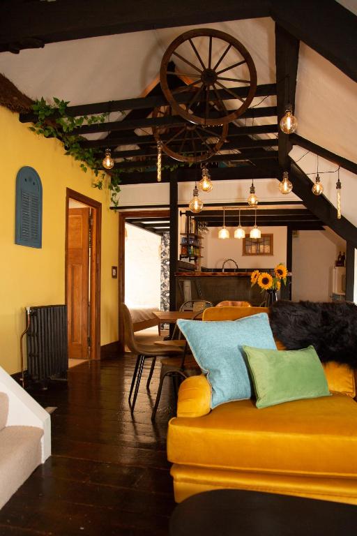 Quirky Boutique 1840s Stable, Torquay (updated prices 2025)