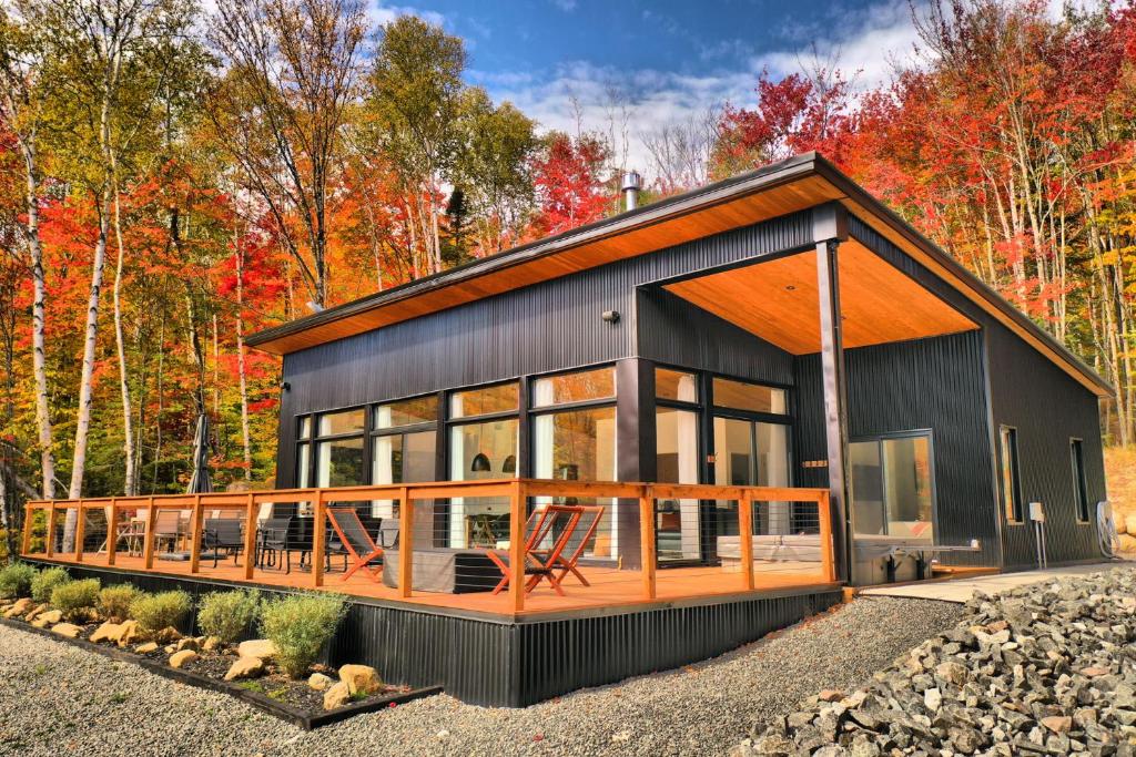 KALLM-Mont-Tremblant chalet with hot tub, pond & beach on private 7acre ...