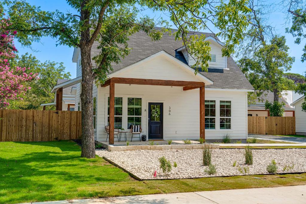 Rosé Retreat: Luxurious Getaway for 6, Hot Tub, Steps to Main Street, Fredericksburg (updated ...