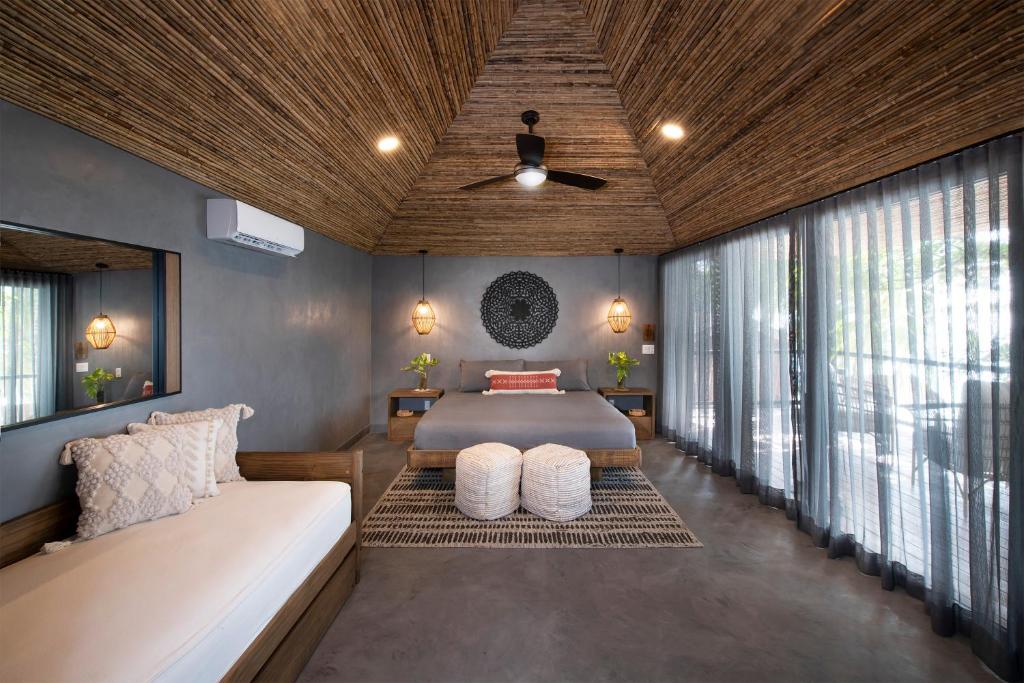 Arca, Roatan – Updated 2024 Prices