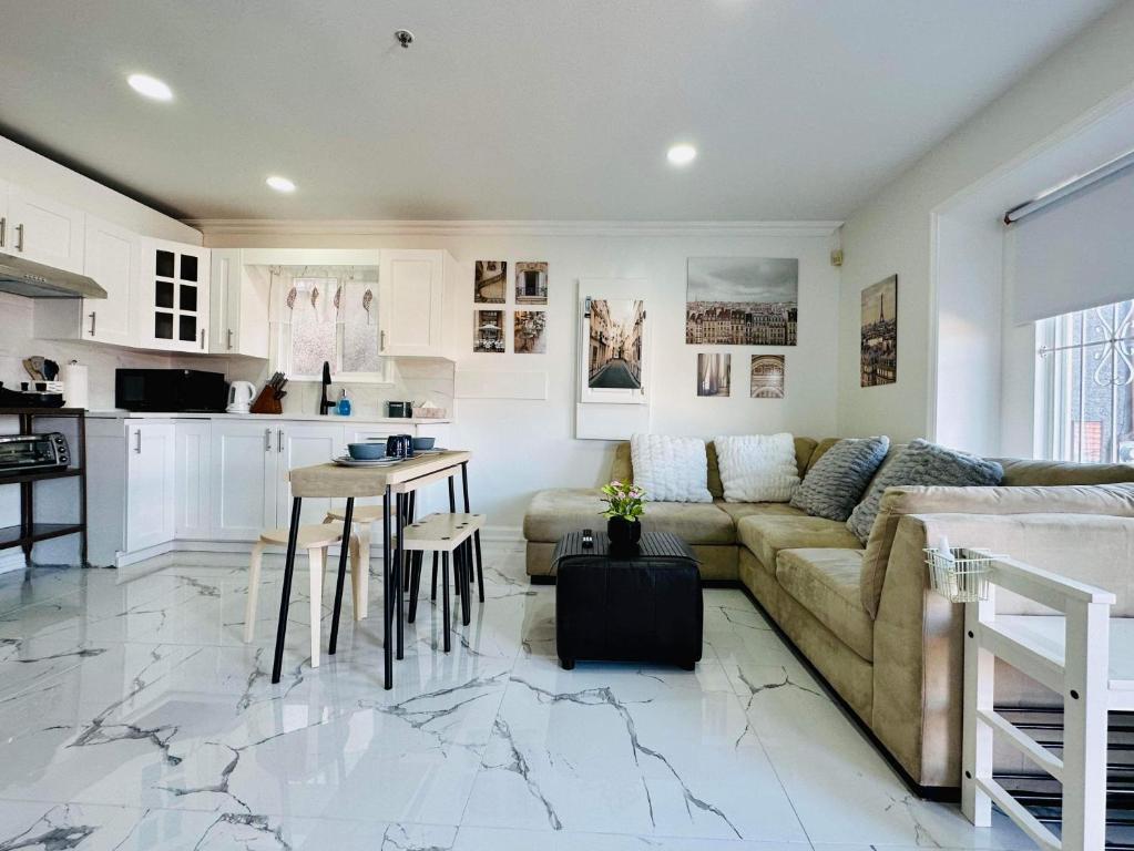 2BR 1BA Guest Suite with King Bed - Free Parking - Renfrew Station ...