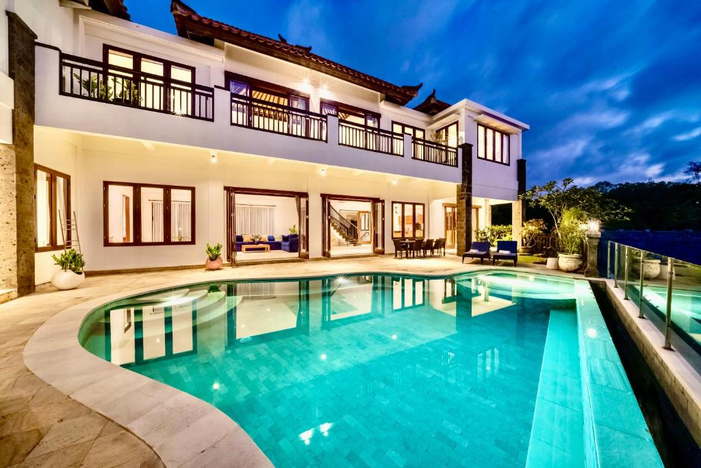 Luxurious Escape in Uluwatu - Ocean Villa with 5 BR and private Pool ...