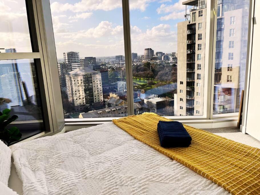 West Side Place Melbourne CBD w/Balcony, City Views + Pool, Sauna & Gym ...